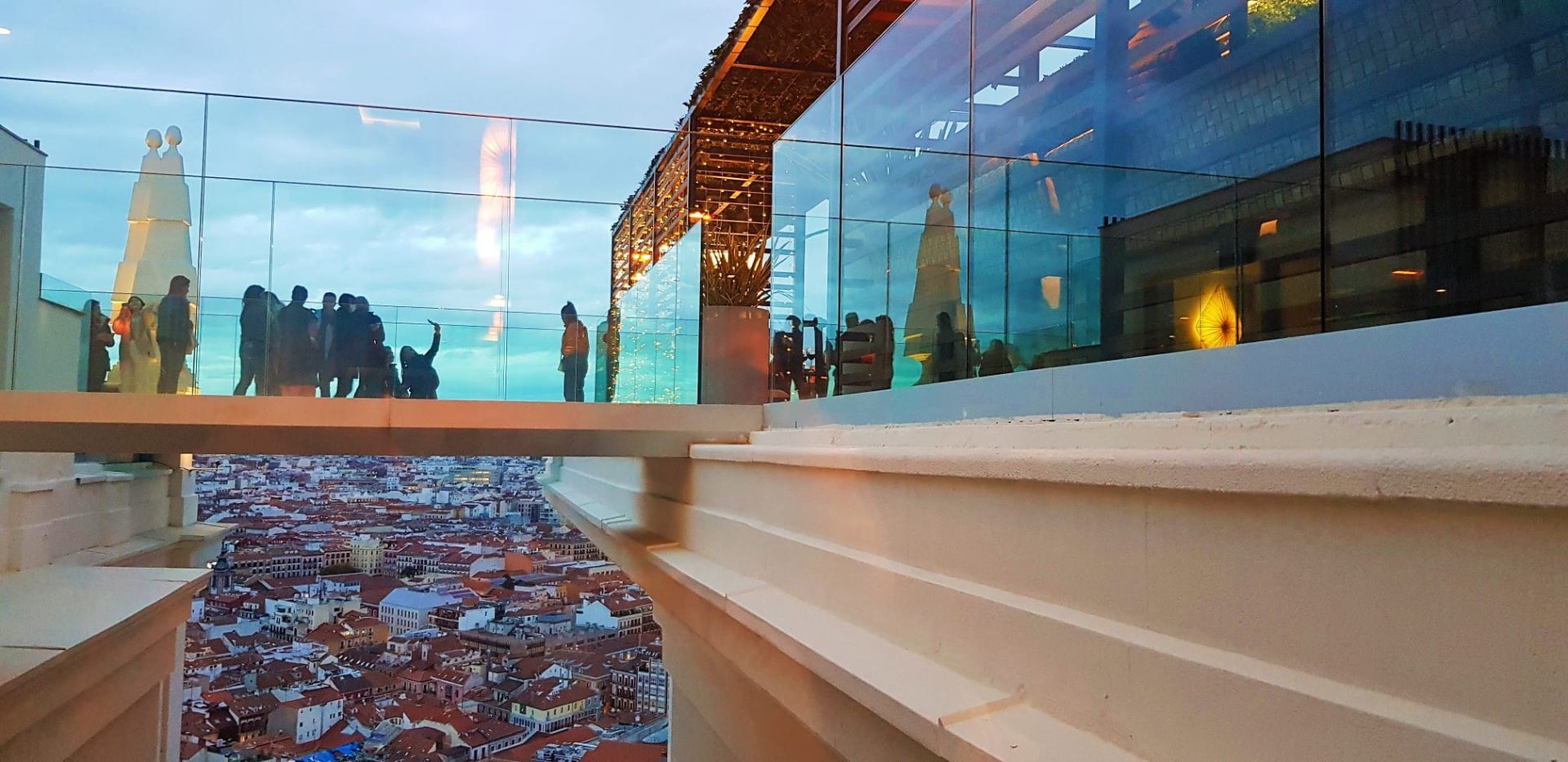 Cócteles con vistas: Disfruta del rooftop en el Riu Sky Bar en Madrid ...